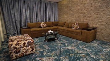 Suite Executiva | Sala de estar | Televisor LCD, lareira