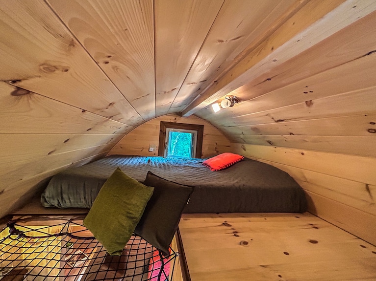 Spa, Sauna & River, Enchanting Hobbit Pod - Saguenay