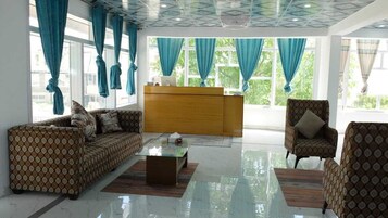 Área de estar no saguão