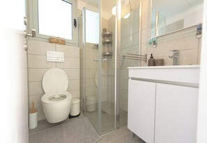 Apartamento, 2 quartos, sacada | Banheiro | Chuveiro, secador de cabelo, toalhas de banho, papel higiênico