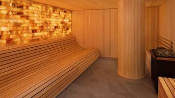Uma sauna com bancos de madeira, piso ladrilhado e uma parede com textura.