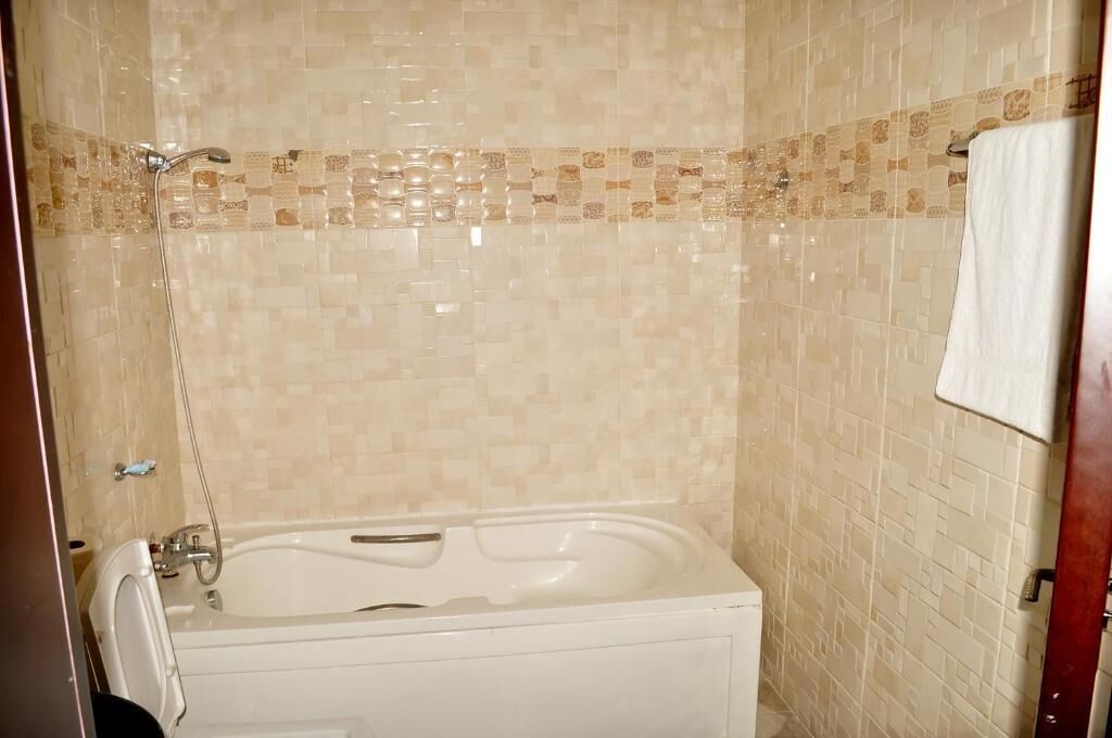 Quarto Económico | Casa de banho | Chinelos 