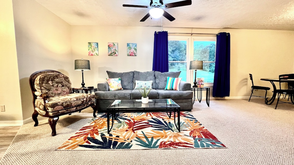 The Fuzzie Flamingo! 2bd/1bth W/ Trailer Parking - ケンタッキー州