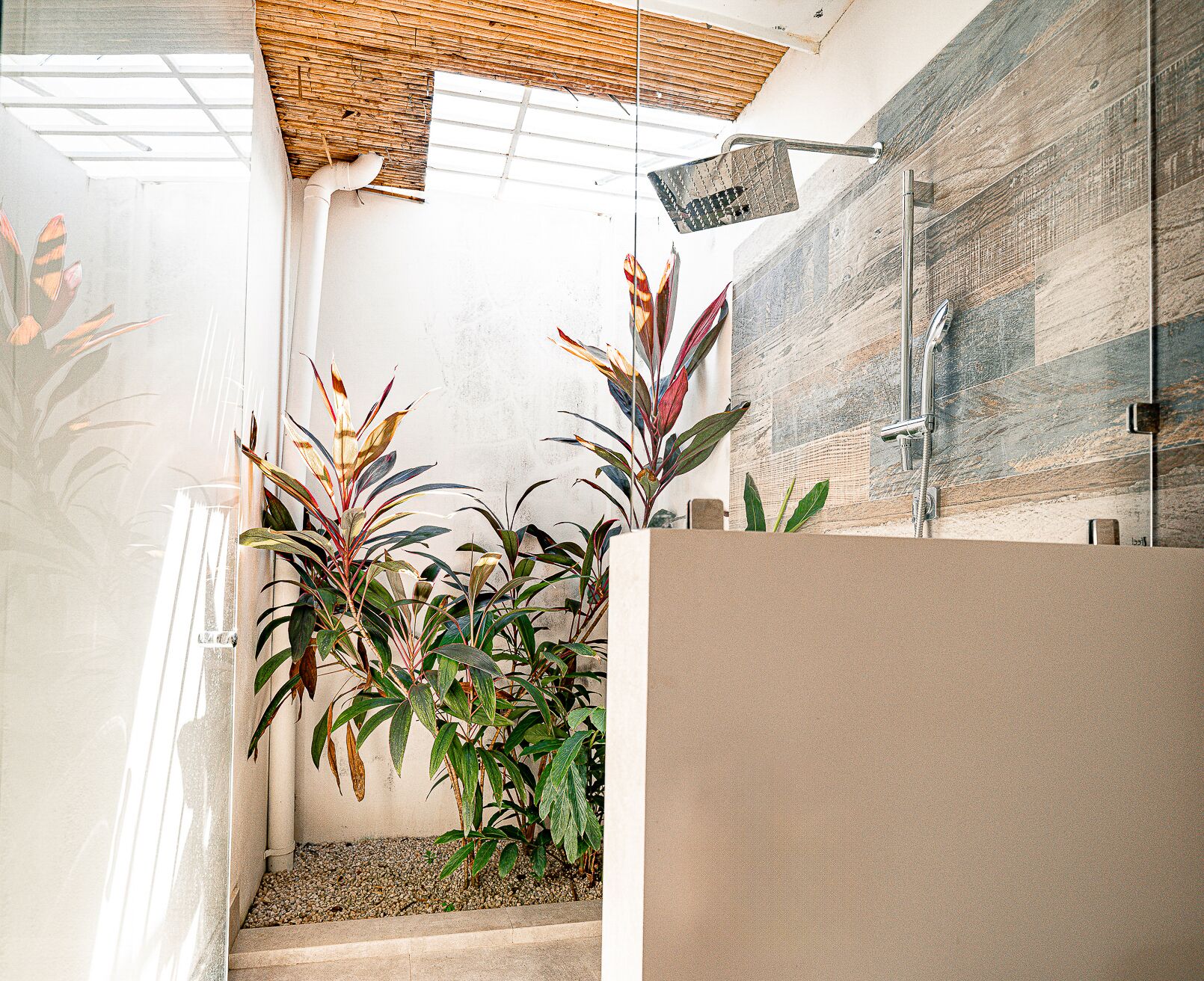 Quarto Clássico com Cama de Casal, casa de banho anexa, vista para a piscina | Casa de banho | Um polibã, um chuveiro fixo, um secador de cabelo, toalhas fornecidas 