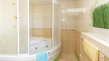 Vila família | Banheiro | Chuveiro com efeito de chuva, secador de cabelo, toalhas de banho