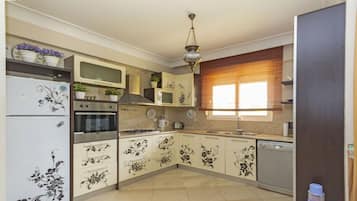 Vila família | Cozinha privada | Geladeira grande, micro-ondas, fogão, cooktop