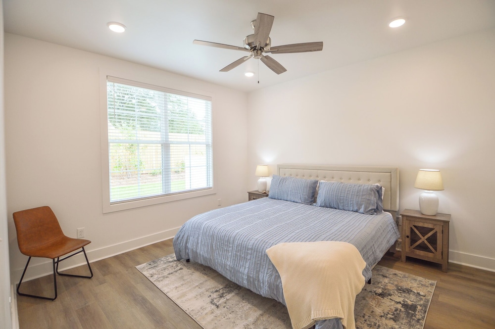 New 3br/3.5ba Condo 1.2 Miles From Msu And 1.9 Miles From The Cotton District! - Mississippi