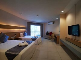 Minibar, com mobília individualizada, secretária 