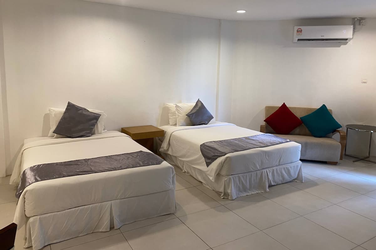 Quarto casal luxo, 1 cama de solteiro, para não fumantes, vista para o mar | Frigobar, individualmente mobiliados, escrivaninha