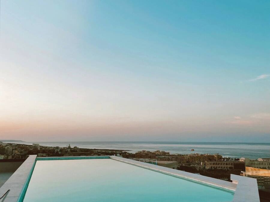 Piscina exterior sazonal, da(s) 10:00 à(s) 19:00, guarda-sóis