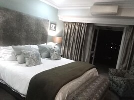 Quarto Duplo Deluxe | Roupa de alta qualidade, minibar, cofre com capacidade para portátil 