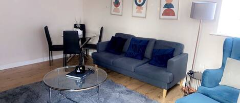 Apartamento, 2 camas queen-size | Sala de estar