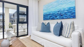 Apartamento Deluxe, 2 quartos, varanda, vista para a piscina | Sala | Smart TV de 42 polegadas com canais via satélite