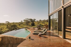 Vila | Piscina | Piscina externa, espreguiçadeiras