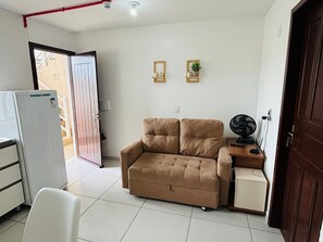 Apartamento | Sala de estar | Televisor LCD de 32 polegadas com canais digitais, Netflix 