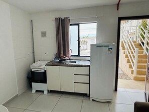 Apartamento | Cozinha privada | Um frigorífico, utensílios de cozinha, Produtos de limpeza 