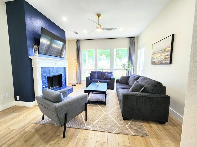 Brand New Spacious Serenity Getaway - King Bed! - 매키니