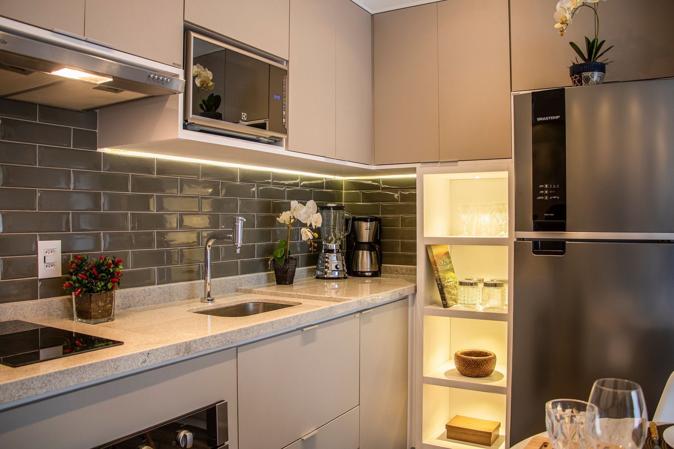 Apartamento básico | Cozinha privada | Geladeira, micro-ondas, cooktop, talheres/pratos/utensílios de cozinha