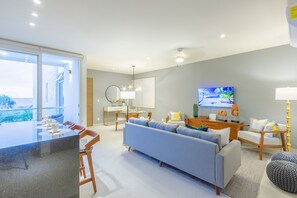 Apartamento, 2 quartos, sacada, vista para o oceano | Área de estar