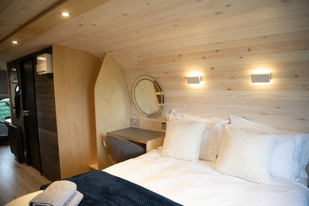 Luxury Anthropod - Whitewisp & Private Hot Tub - Alloa | Vrbo