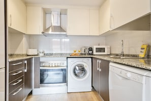 Duplex, 3 quartos, terraço | Cozinha privada | Geladeira, micro-ondas, lava-louças, máquina de café expresso