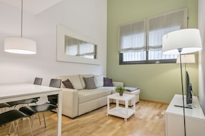 Duplex, 1 quarto | Área de estar | TV