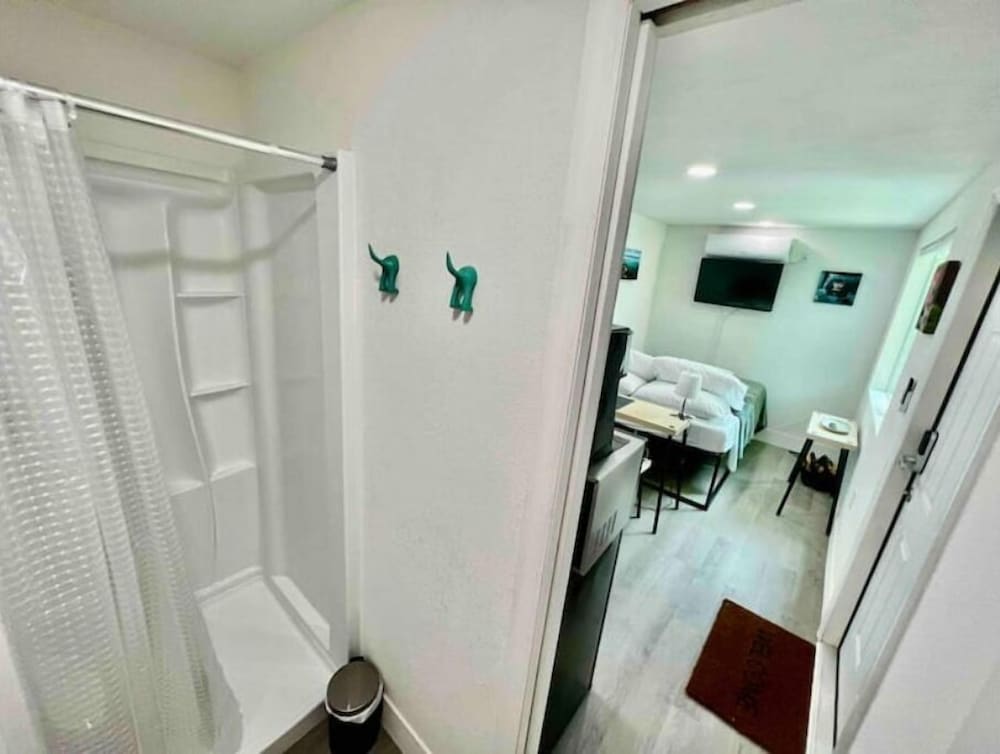 Secluded Lush Miami Studio - Miami Gardens, FL