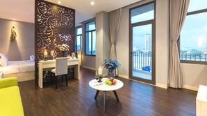 Uma sala de estar moderna com área de jantar, janelas amplas e vista para a paisagem urbana.
