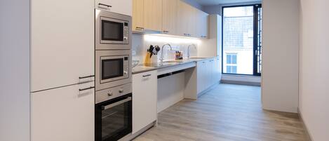 Quarto casal básico | Espaço de cozinha compartilhada | Fogão, cooktop