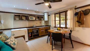 Apartamento Standard | Cozinha privada | Um frigorífico/congelador grande, um micro-ondas, um forno
