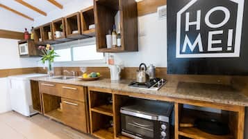 Apartamento Elite | Cozinha privada | Um frigorífico/congelador grande, um micro-ondas, um forno