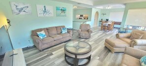 Casa, várias camas, varanda, vista para a praia (Casa Rosita) | Área de estar | TV de tela plana 40 polegadas com canais digitais, TV