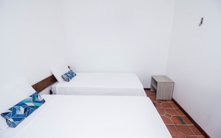 Quarto quádruplo superior | Frigobar, Wi-Fi de cortesia, roupa de cama