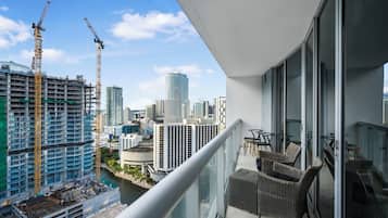 Condo superluxo, 1 quarto, vista para a cidade | Sacada