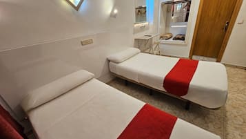 Quarto duplo básico | Escrivaninha, Wi-Fi de cortesia, roupa de cama