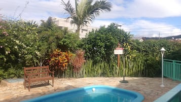 Piscina exterior, da(s) 8:00 à(s) 21:00, guarda-sóis, espreguiçadeiras