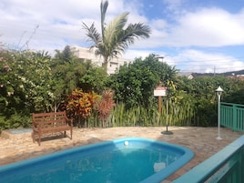 Piscina externa, funciona das 8h às 20h, guarda-sóis, espreguiçadeiras