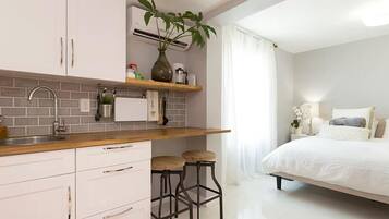 Estúdio Deluxe, 1 cama king-size e sofá-cama, kitchenette (No Pool Access) | Roupa de alta qualidade, edredões de penas, secretária