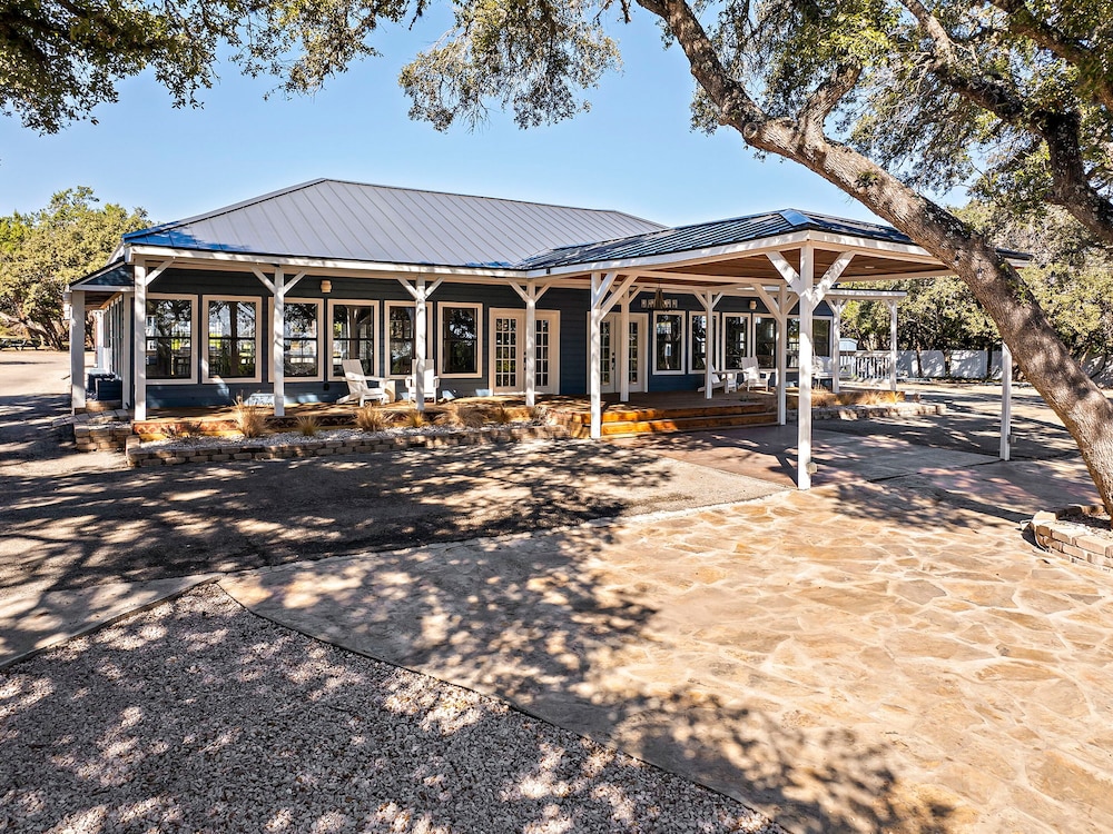 The Claire Hotel - Canyon Lake, TX