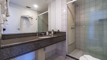 Estúdio | Casa de banho | Um polibã, um chuveiro fixo, um bidé, toalhas fornecidas