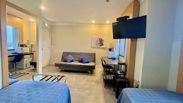 Apartamento Básico | Roupa de alta qualidade, camas de colchão pillowtop, minibar