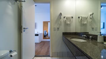 Estúdio | Casa de banho | Um polibã, um chuveiro fixo, um bidé, toalhas fornecidas