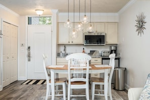 Apartamento em Condomínio Fechado | Cozinha privada | Um frigorífico, um micro-ondas, utensílios de cozinha