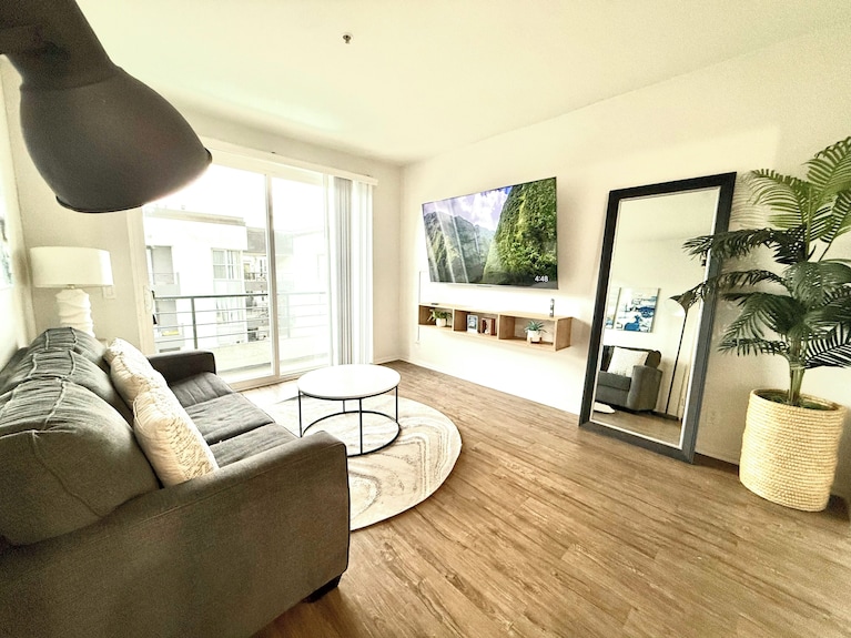 Sunnyside Up! Gorgeous Pool View With Balcony - Manhattan Beach