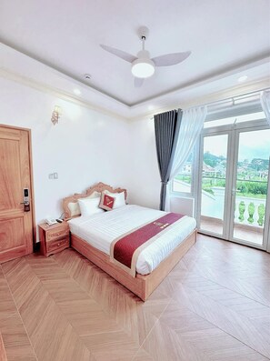 Quarto Duplo Deluxe | Roupa de alta qualidade, com mobília individualizada, secretária