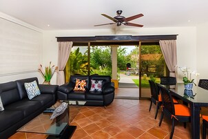 Apartamento | Sala de estar | Smart TV de 42 polegadas com canais por cabo, Netflix
