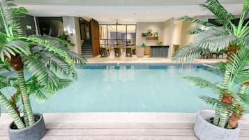 2 piscinas interiores, da(s) 9:00 à(s) 22:00, espreguiçadeiras