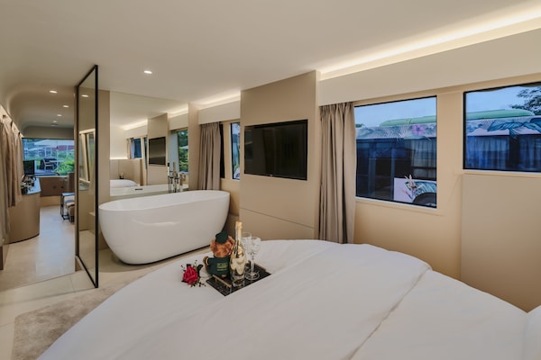 Quarto Duplo Deluxe | Banheira de imersão total