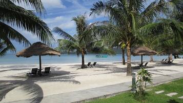 Villa, vista para o mar, em frente à praia | 1 quarto, roupa de alta qualidade, camas de colchão pillowtop, minibar