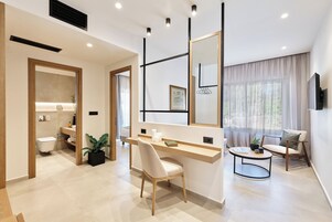Classic Suite with Pool view | Roupas de cama antialérgicas, cofres nos quartos, quartos à prova de som